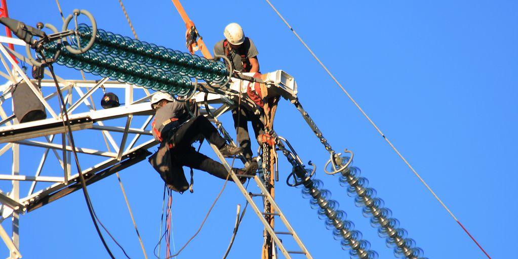 Certification of training centers for live working by the VDE Institute