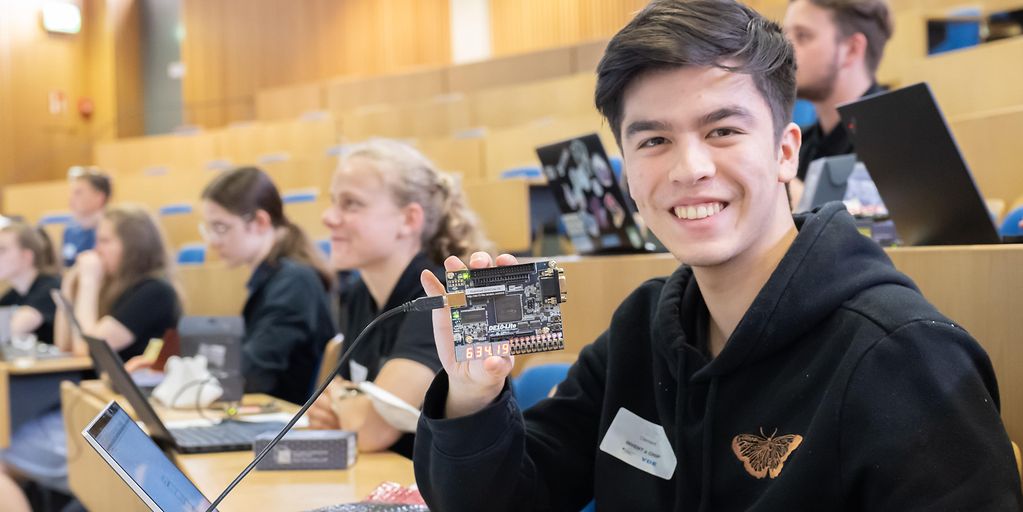 Changing the world with microchips: School Students reach for the stars at INVENT a CHIP