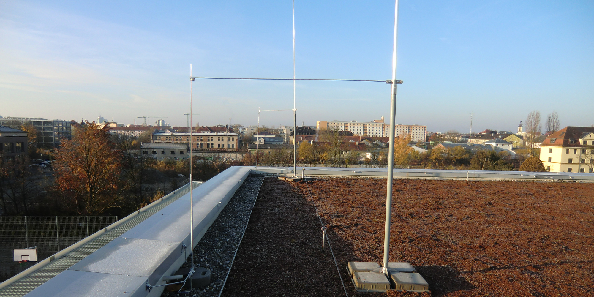 Absturzsicherungen auf Dächern mit Blitzschutzsystem - VDE|ABB